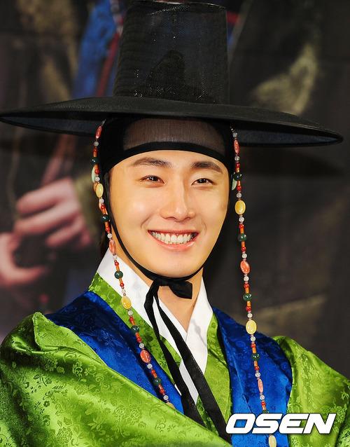 2012 1 2 Jung II-woo in The Moon that Embraces the Sun Press Conference ...