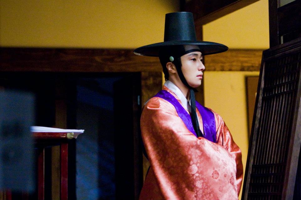 2012 2 Jung II-woo in The Moon that Embraces the Sun Episode 1 BTS 00013