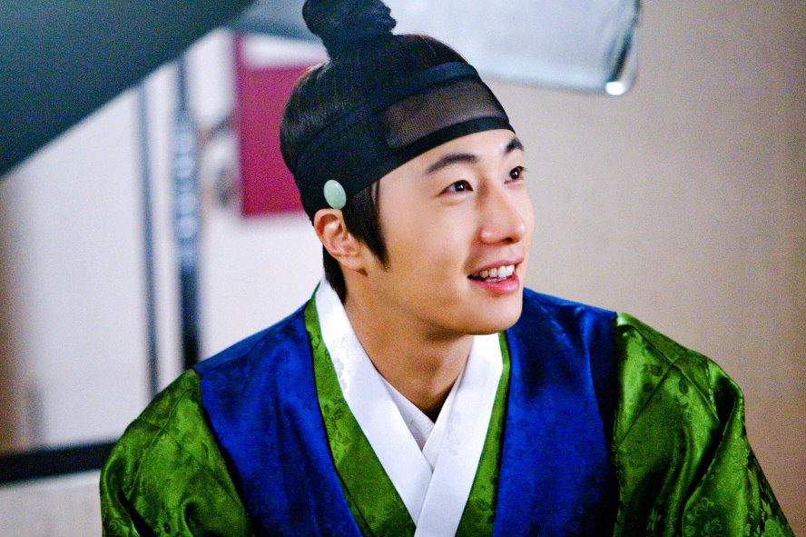 2012 Jung II-woo in The Moon Embracing the Sun Episode 6 Extras BTS 00017