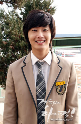 Jung Il-woo as Yoon-ho in Unstoppable High kick. 200711