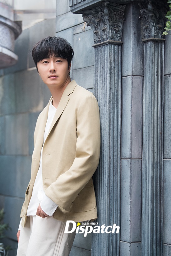 Jung Il-woo poses for interview photos at Spazio Studios, Seoul.