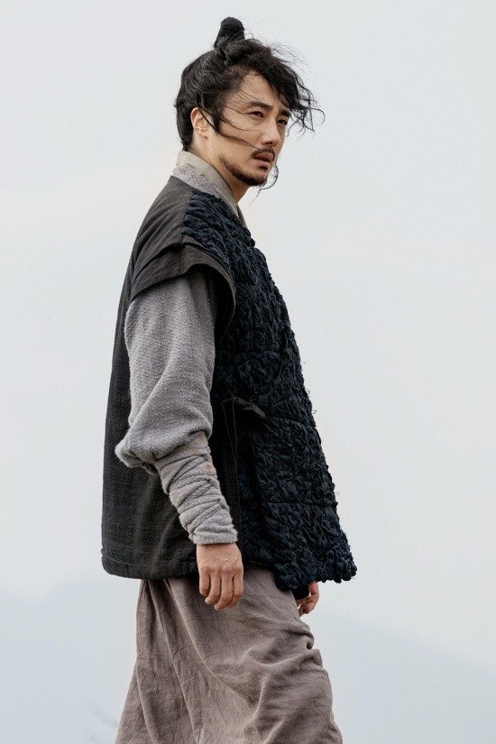 Jung Ilwoo in a Bossam-Stealing Fate Character Still