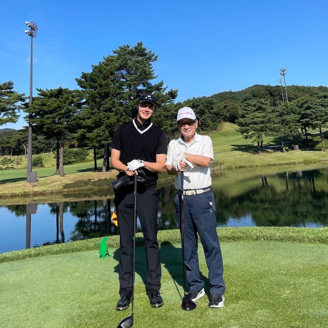 2021 9 24 Jung Il woo playing golf with Lee Sunjae. Inst. 1